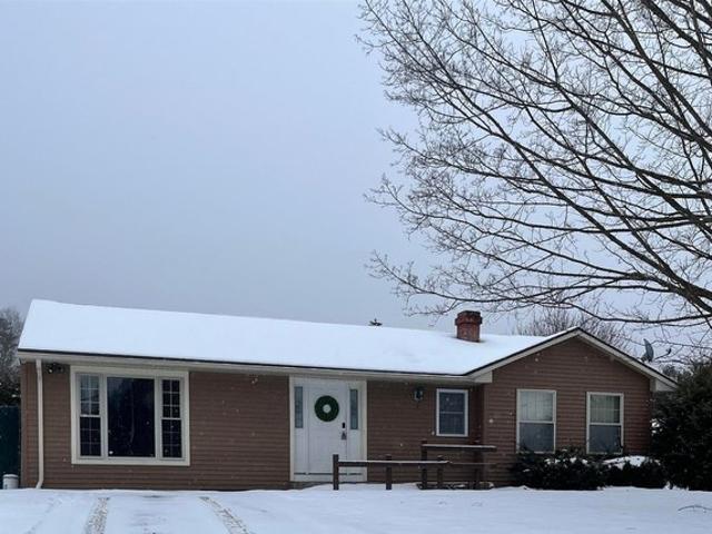8 Charter Hill Dr, Rutland, VT 05701