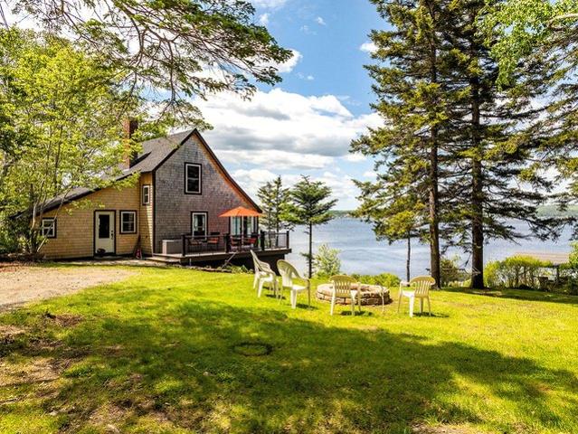 8 Chara Ln, Owls Head, ME 04854