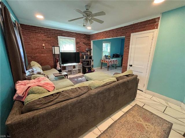 8 Clover ST