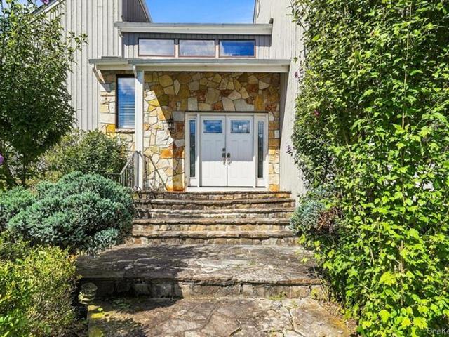 8 Cobbling Rock Dr, Katonah, NY 10536