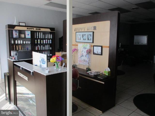8 Commercial Plaza