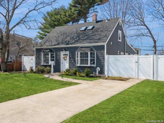 8 Crabtree Ln, Levittown, NY 11756