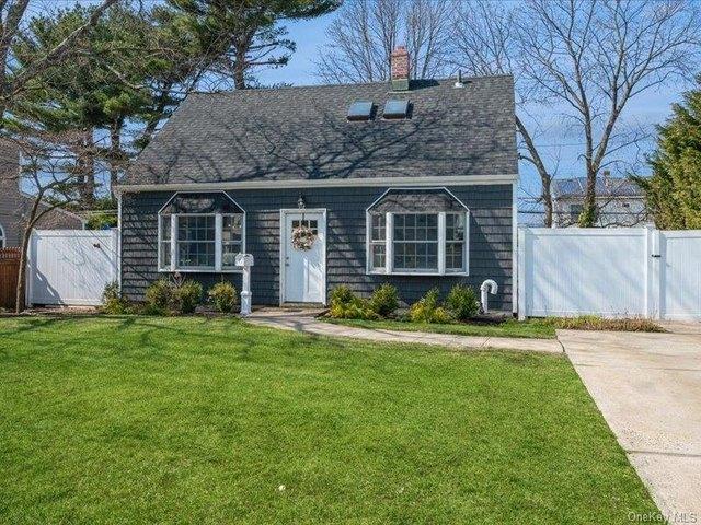 8 Crabtree Ln, Levittown, NY 11756
