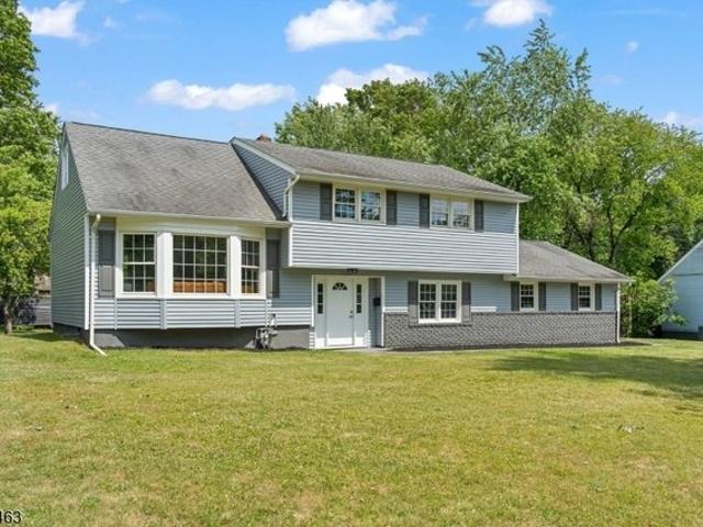 8 Crest Dr, Bridgewater Twp, NJ 08805