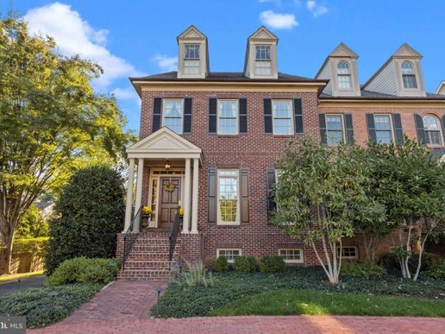 8 Dunham Ln, Newtown, PA 18940