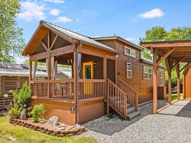8 Daydreamers Ln, Flat Rock, NC 28731