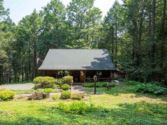 8 Deer Run Rd, Holland, NY 14080