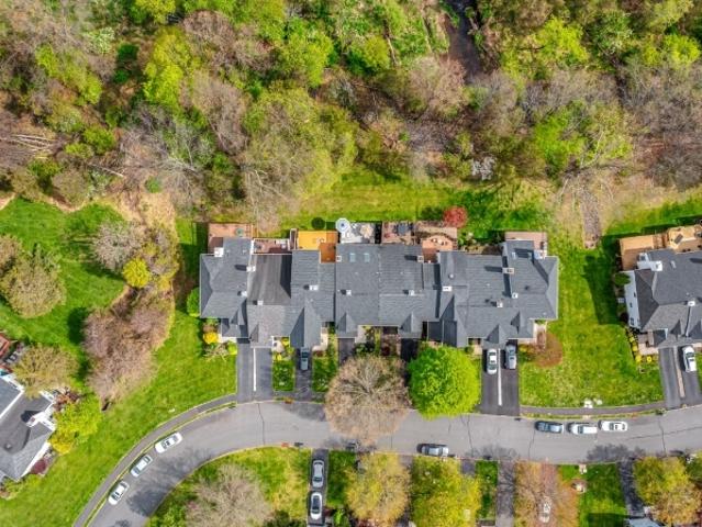 8 Delaware Ln