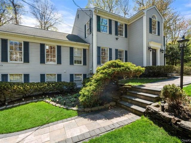 8 Dogwood Rd, Stony Brook, NY 11790