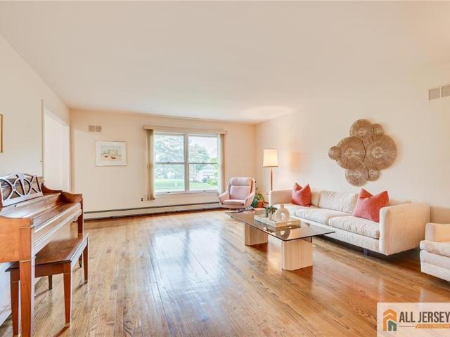 8 Dov Place