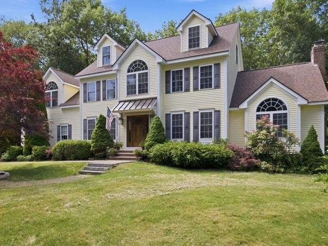 8 Evergreen Dr, Plaistow, NH 03865