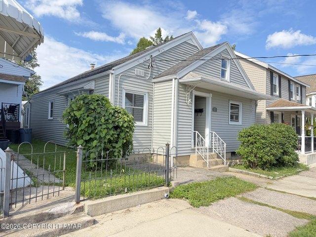 8 E Holland St, Summit Hill, PA 18250