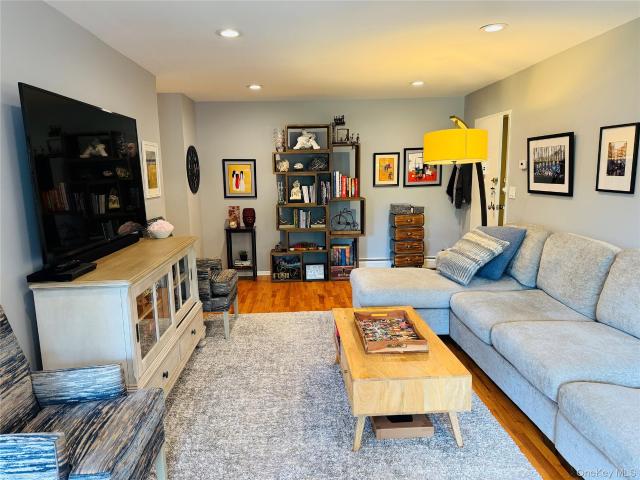 8 E Lawrence Park Drive 9