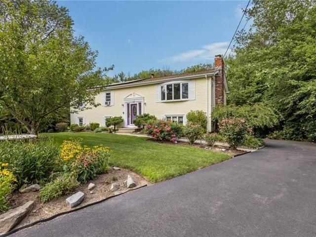 8 Eastward Dr, Lincoln, RI 02865