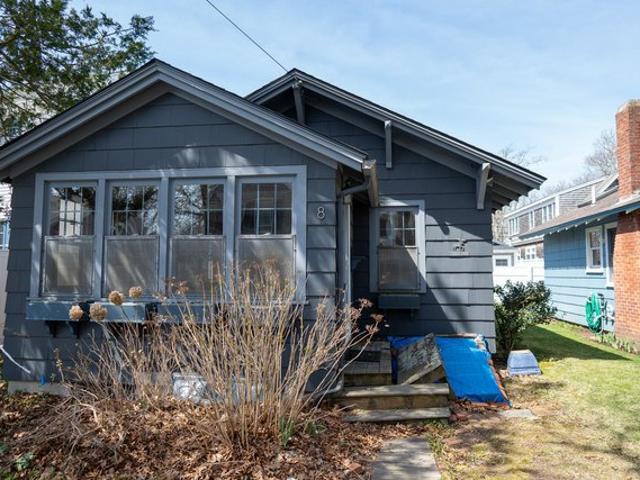 8 Essex Pl, Harwich Port, MA 02646