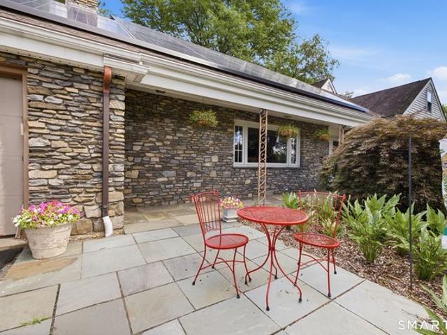 8 Fairwood Farms Dr, West Hartford, CT 06107