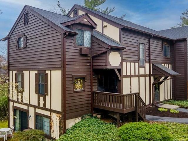 8 Falmouth Ct, Brookfield, CT