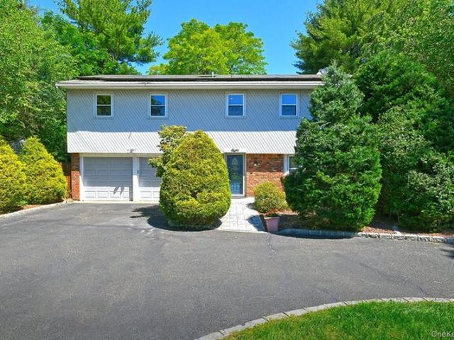 8 Foothill Ln, East Northport, NY 11731