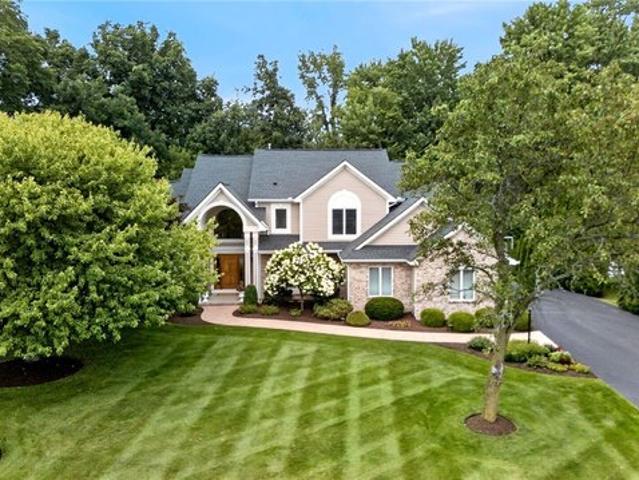 8 Folkestone Ln, Penfield, NY 14526