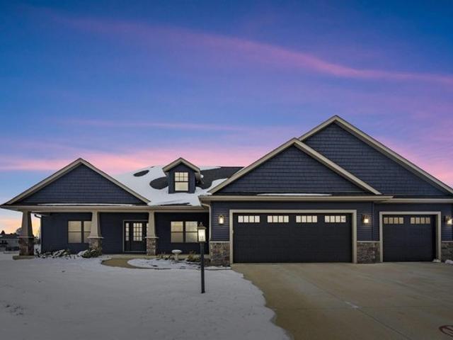 8 Foster Ct, Eldridge, IA 52748