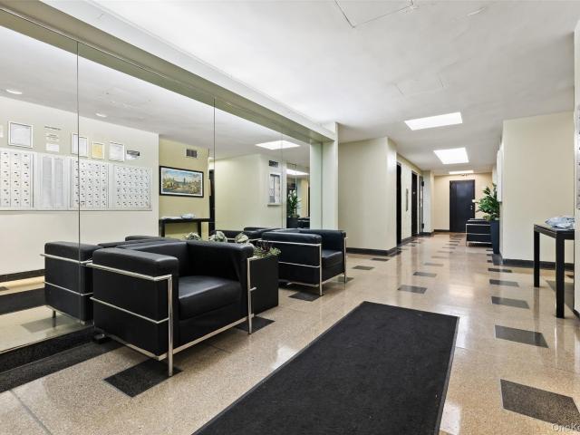 8 Fordham Hill Ovl, Unit 10B