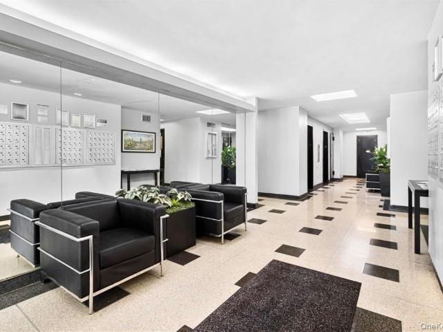 8 Fordham Hill Ovl, Unit 17F