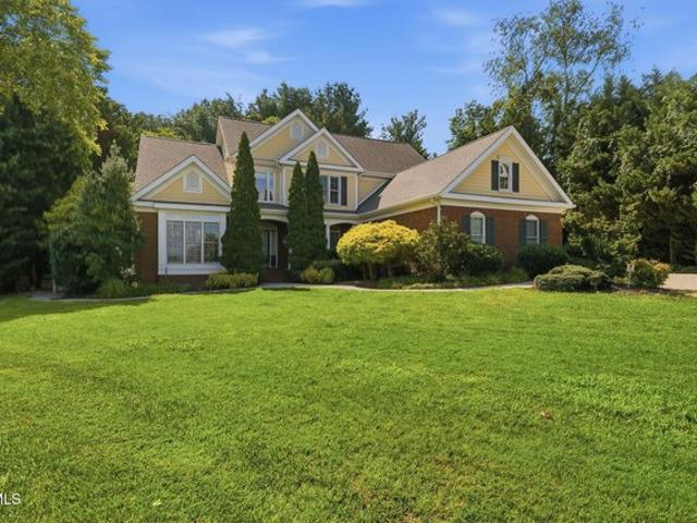 8 Fox Run Ln, Johnson City, TN 37604