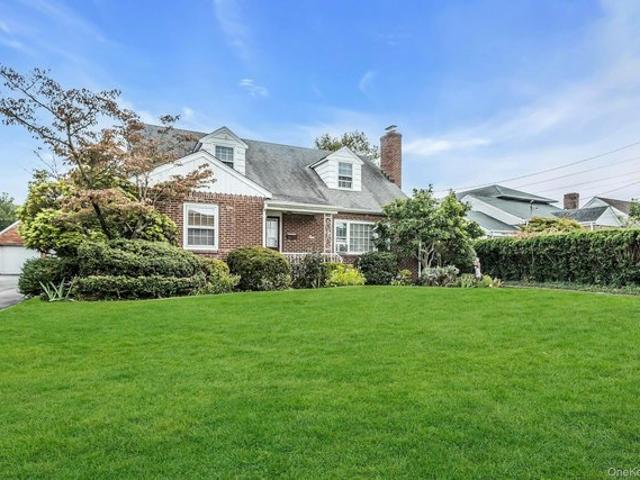 8 Fox St, Glen Cove, NY 11542