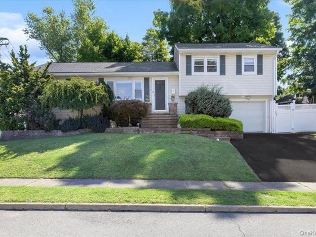 8 Foxwood Ave, Suffern, NY 10901