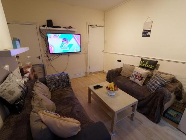 8 Frederick Grove, Lenton. 5 bed house to rent £2,275 pcm £525 pw