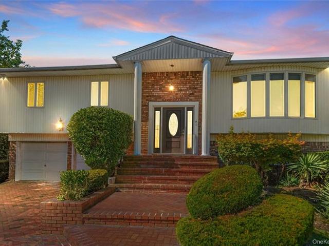8 Gale Dr, North Woodmere, NY 11581