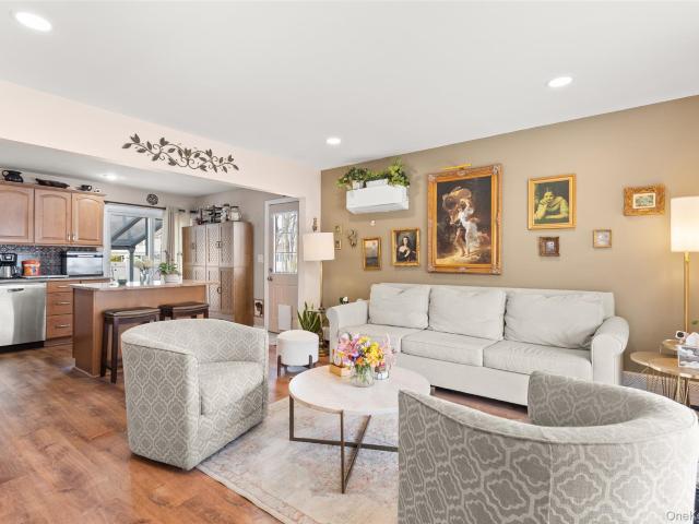 8 Garden Boulevard