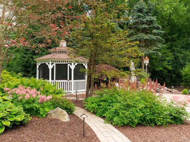 8 Glen Brook Court