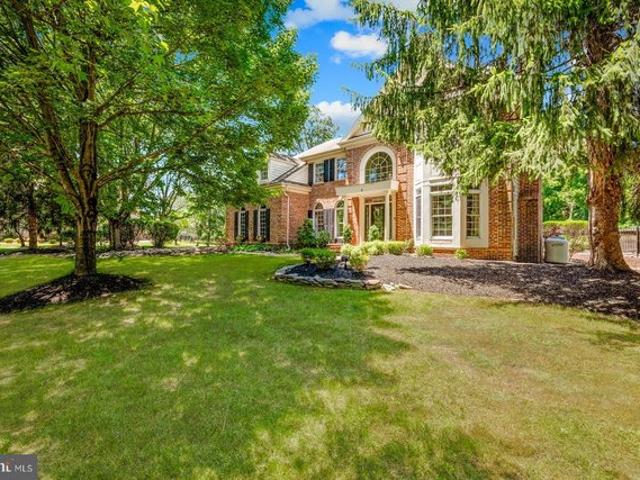 8 Golfview Dr, Warminster, PA 18974