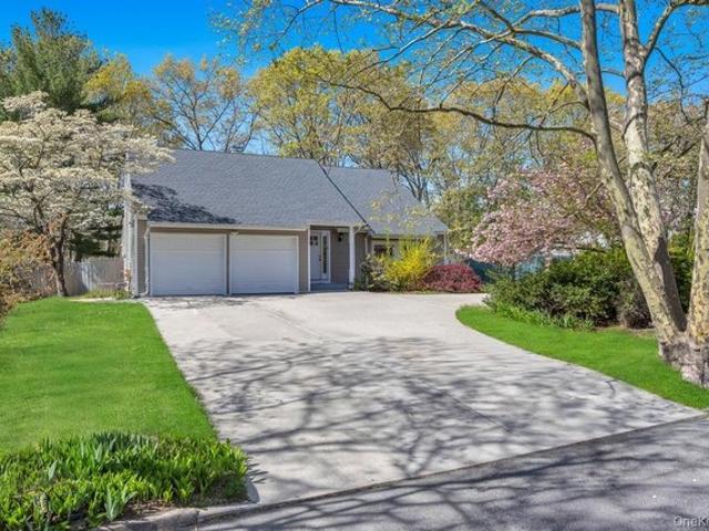 8 Grand Canyon Ln, Coram, NY 11727