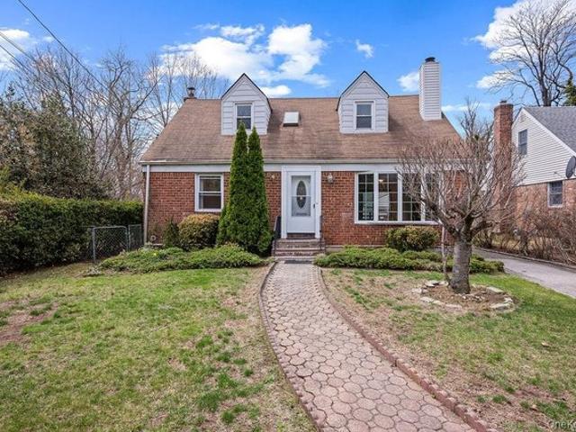 8 Grady Ct, Great Neck, NY 11023