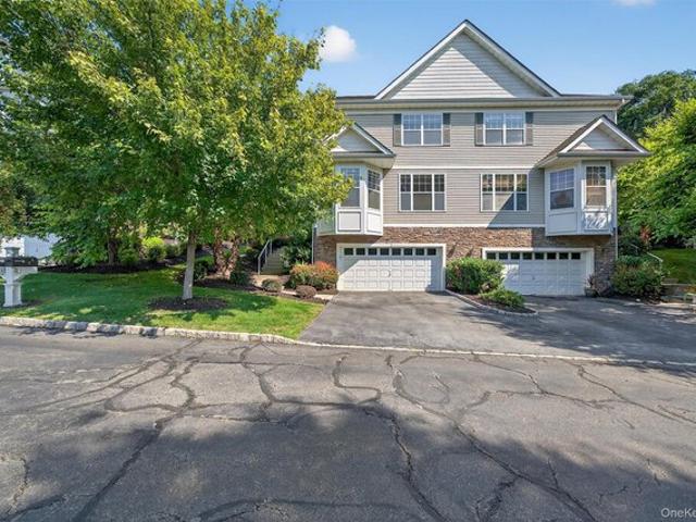 8 Green Ct, Middletown, NY 10940