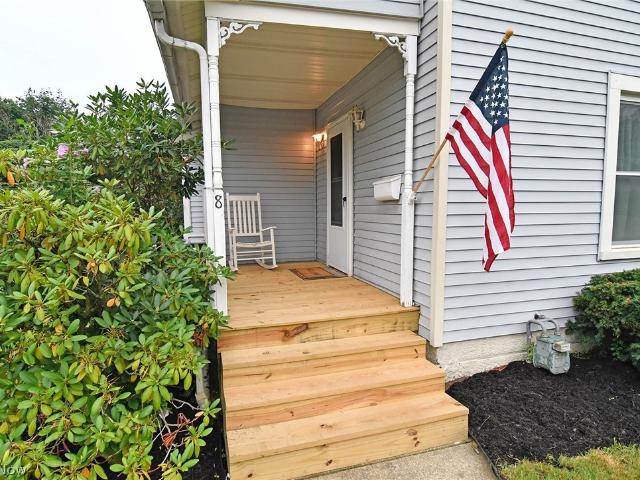 8 Greenbriar Avenue