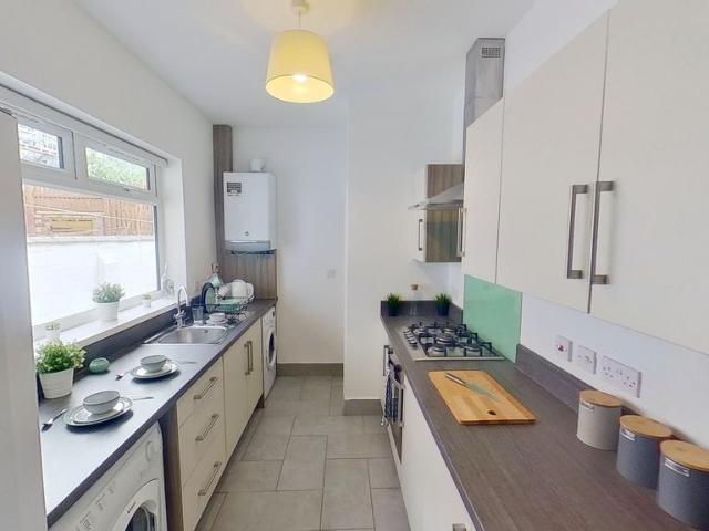 8 Grimsby Terrace, Nottingham, NG3 1DN 5 bed house to rent £3,250 pcm £750 pw