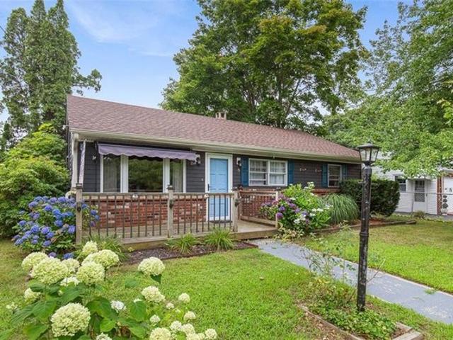 8 Hampden Rd, Bristol, RI 02809