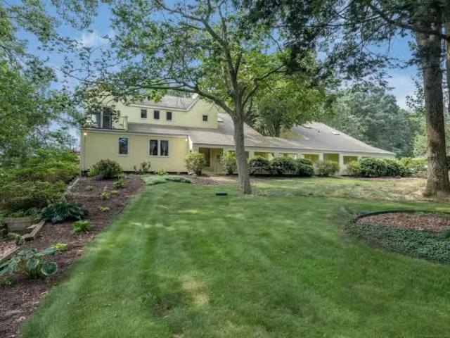 8 HARBOR VW S, ESinteraction, CT 06426 Single Family Residence.