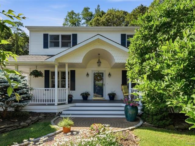 8 Harrison Ave, East Setauket, NY 11733