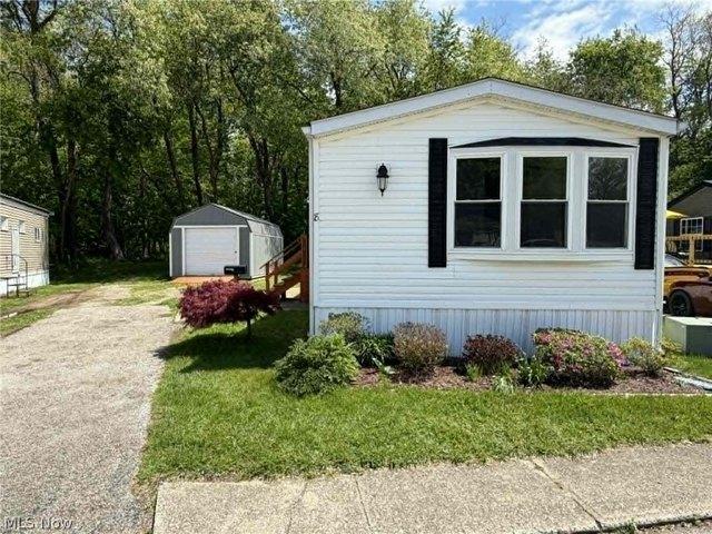 8 Hawaiian Dr, Madison, OH 44057