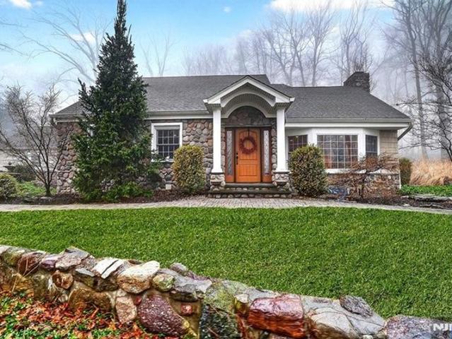 8 Hemlock Ln, Kinnelon, NJ 07405