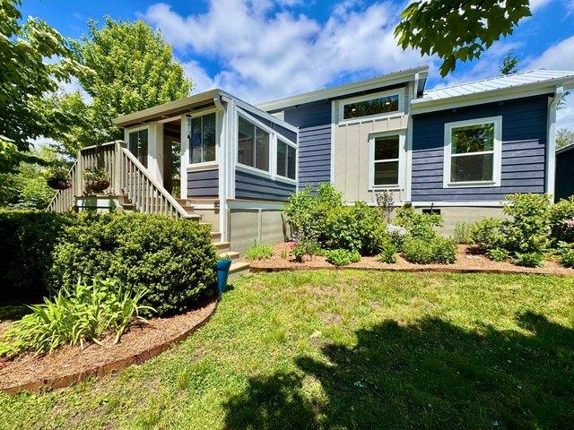 8 Highland Hill Ln, Flat Rock, NC 28731