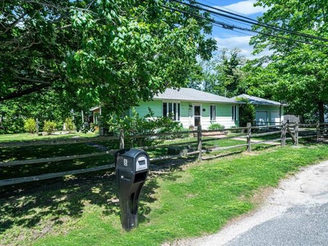 8 Hill St E, Wading River, NY 11792