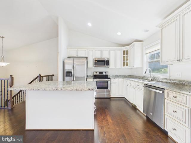 8 Howard Circle