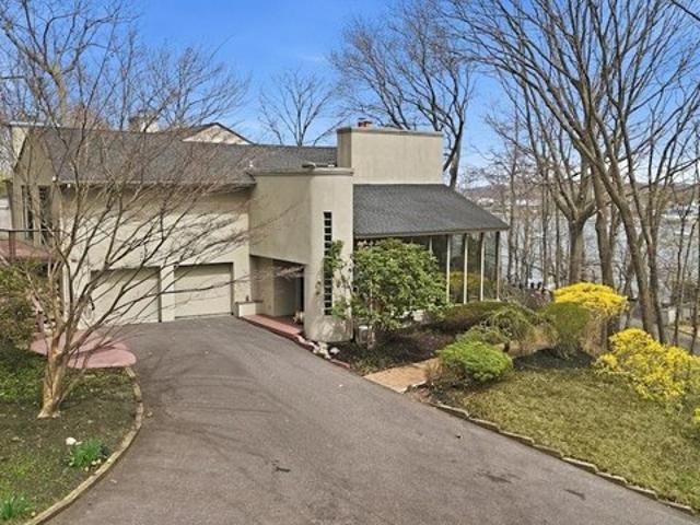 8 Idle Day Knl, Centerport, NY 11721