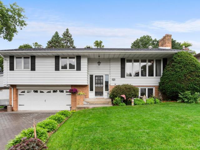 8 Imperial Drive E