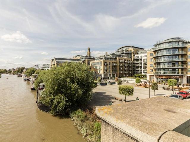 8 Kew Bridge Road, Brentford TW8 1 bed flat to rent £1,750 pcm £404 pw